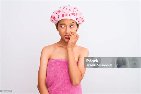 젊은 중국 여자 샤워 수건과 모자 목욕 고립 된 흰색 배경 찾고 스트레스와 긴장 한 입 물고 손톱에 손으로 불안 문제 감정에 대한 스톡 사진 및 기타 이미지 Istock