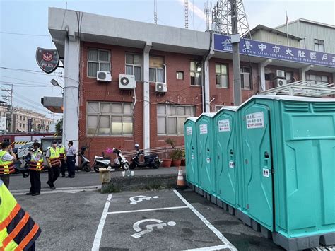 媽祖回鑾警貼心與地方企業設置流動廁所供信徒途中使用