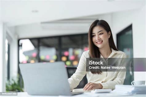 비즈니스 젊은 여자 행복 쾌활한 귀여운 아름 다운 비즈니스 여자 노트북 컴퓨터를 사용 하 여 사무실에 앉아 경영자에 대한 스톡 사진 및 기타 이미지 Istock