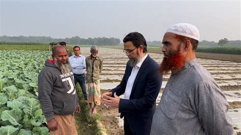 শীতকালীন ফুলকপি ক্ষেতে জৈব কীটনাশক ব্যবহার করা হয়েছে। কৃষকরা তাদের ফসলকে উল্লেখযোগ্য