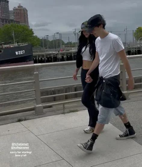 Тимоти Шаламе и Кайли Дженнер заметили на прогулке в Нью Йорке