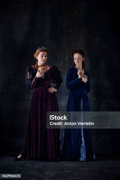 어두운 배경에 고립 된 여왕의 이미지에있는 두 명의 아름다운 여성의 초상화 정크 및 건강 식품 20 24세에 대한 스톡 사진 및