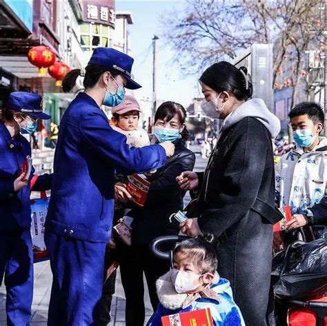 “敲门入户”警醒 消防知识提神张掖支队派出宣传服务队“走街串巷”开展消防宣传活动群众商户手册