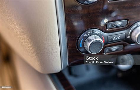 현대 자동차에서 컨디셔너를 조정하는 손의 근접 촬영 공기 흐름 실내 온도 조절 장치 및 온도 버튼이있는 대시 보드 운송 수단 내부의 온도 버튼 자동차 Hvac 시스템