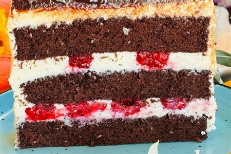 Торт з малиною і кокосовим кремом Ням ням за 5 хвилин