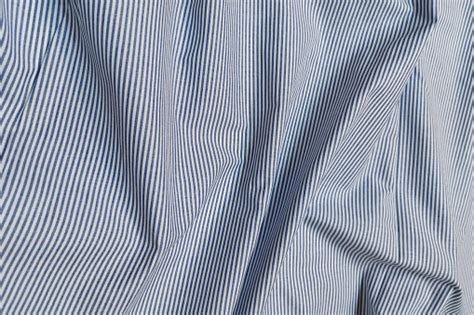 파란색 줄무늬가있는 흰색 직물 구겨진 또는 물결 모양의 직물 질감 배경 추상 린넨 천 부드러운 파도 천연 원사 부드러운 우아한