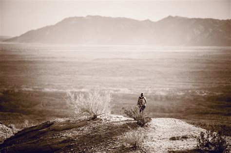 바위 가장자리에 서서 흑백으로 아름다운 풍경을 바라보는 남자 검은색에 대한 스톡 사진 및 기타 이미지 검은색 경관 계곡 Istock