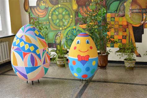 Снимки Девет големи великденски яйца изрисувани от деца и младежи от Елхово ще красят
