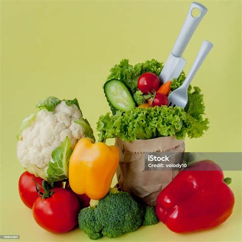 유기 야채 브로콜리 오이 피망 갈색 종이 크래프트 식료품 가방에 사과 노란색 배경에 건강 한 다이어트 식이 섬유 채식 주의 자 플라스틱 무료 개념입니다 포스터 배너 0명에