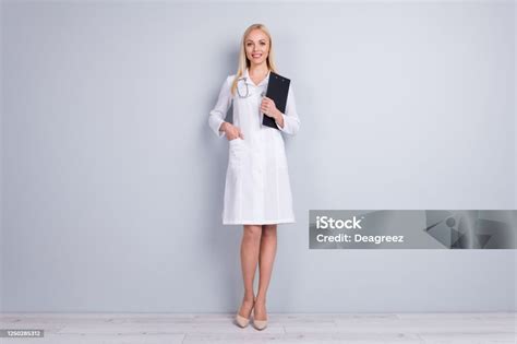 전체 길이의 몸 크기 보기 그녀의 좋은 매력적인 예쁜 슬림 쾌활한 쾌활한 금발 의 여자 메딕 들고 손 클립 보드 문서 격리 위에