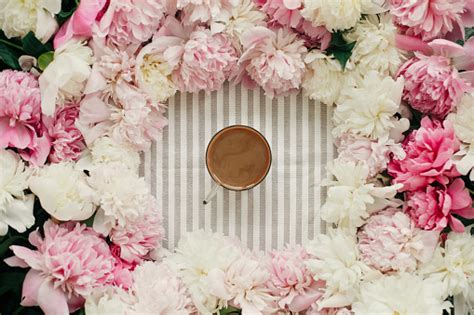 아침에 시골풍 테이블 피복에 모란 프레임과 커피 컵 플랫 하다 텍스트를 위한 공간입니다 유리 테이블에 모란 테두리 평면도에서 커피 해피 어머니의 날입니다 국제 여성의