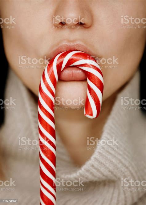 크리스마스 여성 그녀의 입술에 빨간색과 흰색 줄무늬가있는 크리스마스 롤리팝 사탕을 가진 뷰티 모델 소녀의 자른 사진 기쁨 크리스마스에 대한 스톡 사진 및 기타 이미지