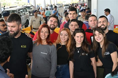 राष्ट्रीय आदिवासी नृत्य महोत्सव में शामिल होने सर्बिया इंडोनेशिया और मालदीव के नृतक दल पहुंचे