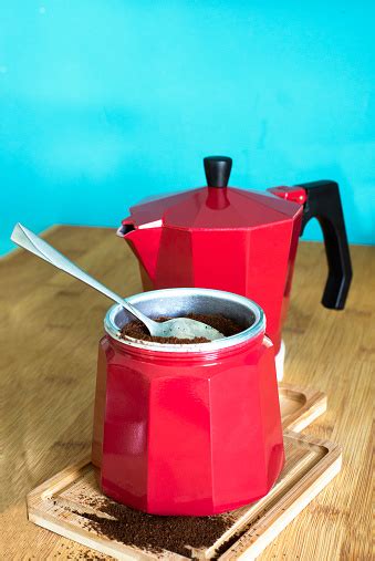 분쇄 커피 숟가락이 있는 빨간 간헐천 커피 메이커 맛있고 향기로운 커피 가정용 장비에 대한 스톡 사진 및 기타 이미지 가정용 장비 간헐천 강철 Istock