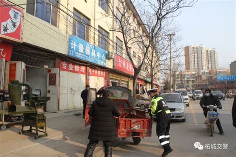 柘城交警联合县综合执法局对非机动车辆乱停乱放商户占道经营等违法违规行为开展集中整治 影响 行人 停车位