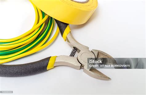 전기 기술자를 위한 펜치 도구 및 전선 클로즈업 서비스 및 수리 개념이 회색 배경에 있습니다 0명에 대한 스톡 사진 및 기타 이미지 Istock