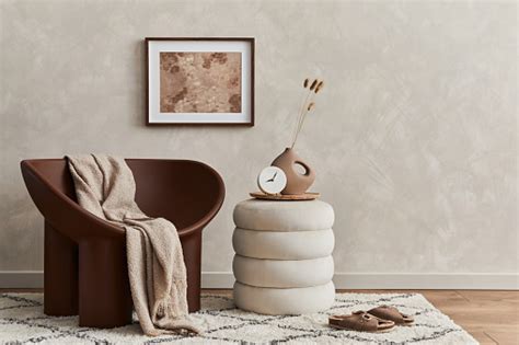 크리에이티브 안락의자 모의 포스터 프레임 푸프 스타일리시한 개인 액세서리가 돋보입니다 공간을 복사합니다 템플렛 0명에 대한 스톡 사진 및 기타 이미지 Istock