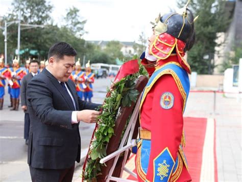 Хэлмэгдэгсдийн хөшөөнд цэцэг өргөж хүндэтгэл үзүүллээ