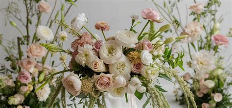 다양한 색조의 핑크 화이트 그린의 다양한 신선한 천연 꽃을 특징으로 하는 아름다운 웨딩 부케를 보여주는 멋진 사진 결혼식 꽃 꽃들 인공 꽃 배경 일러스트 및 사진 무료