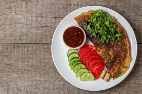 홍합을 곁들인 오믈렛 신선한 채소와 소스를 접시에 담아 인기 있는 태국 요리를 선보입니다 상단에서 보기입니다 복사 공간입니다 0명에 대한 스톡 사진 및 기타 이미지 Istock