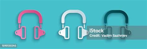 파란색 배경에 격리된 용지 절단 헤드폰 아이콘입니다 이어폰 음악 서비스 커뮤니케이션 및 운영자를 청취하기위한 개념 종이 아트 스타일 벡터 3차원 형태에 대한 스톡 벡터 아트