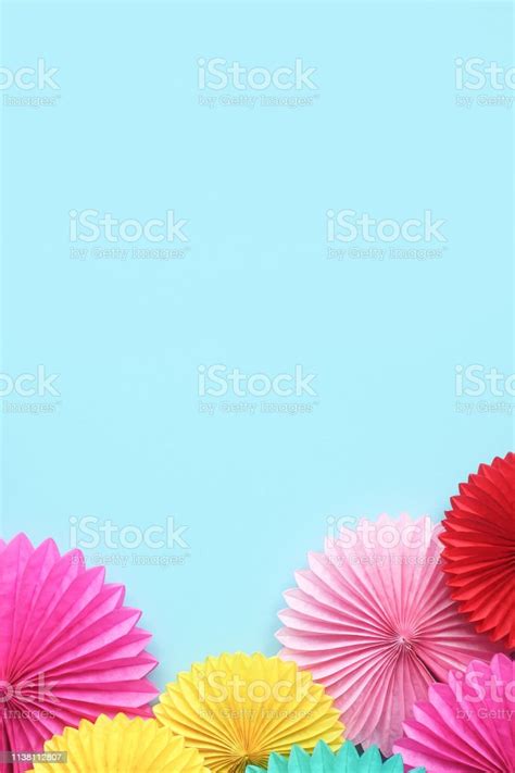 파란색 배경에 종이 꽃입니다 축제 또는 파티 배경입니다 플랫 레이 스타일입니다 텍스트의 공간을 복사 합니다 생일 인사말 카드입니다 색종이 조각에 대한 스톡 사진 및 기타
