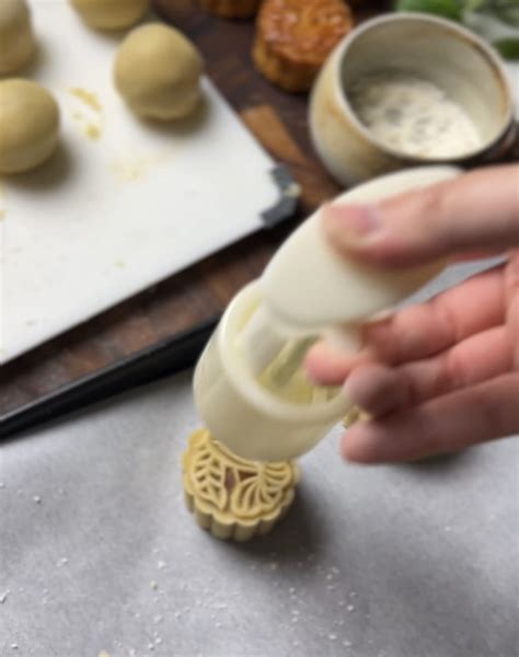 Mooncakes With Salted Egg Yolk And Lotus Paste Smelly Lunchbox