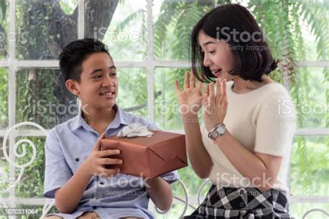 생일 크리스마스와 새 해 선물에 대 한 여자에 게 선물 상자를 주는 소년 개념에 대한 스톡 사진 및 기타 이미지 개념 기념일 남성 Istock