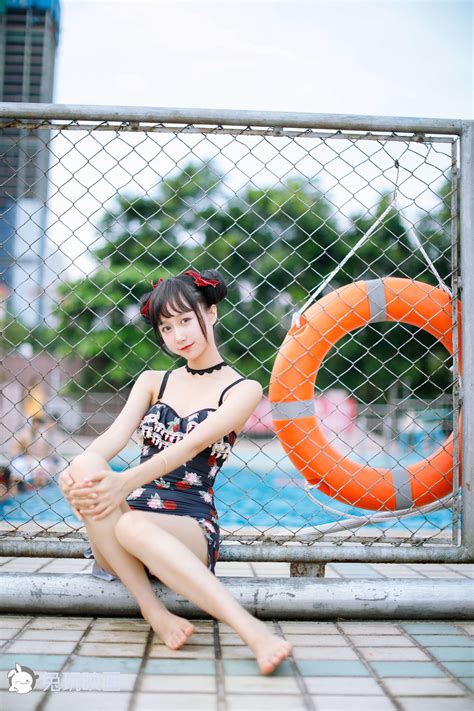 共 图草莓冰丸子头可爱美女皮肤白皙嫩滑泳池泳装写真 赞一把