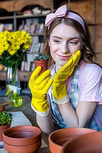 女孩抱花盆摄影图片 女孩抱花盆摄影作品 千库网