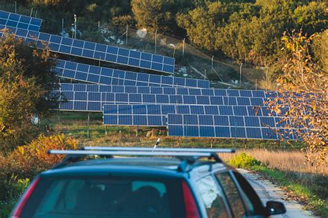 그리스의 다결정 실리콘 태양 전지판 셀 농장이 있는 태양광 발전소 도로 나무 산이 있는 화창한 여름에 환경 청정 전력을 위한 재생 가능한 녹색 에너지 0명에 대한 스톡 사진