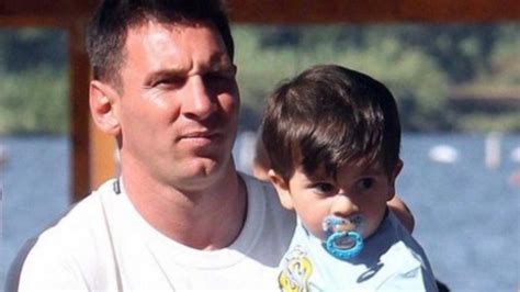 El Hijo De Messi Tuvo Su Primer Contacto Con El Fútbol En La Playa