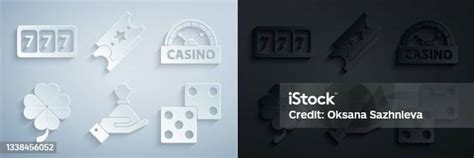 손 들고 돈 가방 카지노 간판 네 잎 클로버 게임 주사위 복권 티켓과 행운의 일곱 잭팟 아이콘 슬롯 머신을 설정합니다 벡터 3차원 형태에 대한 스톡 벡터 아트 및 기타