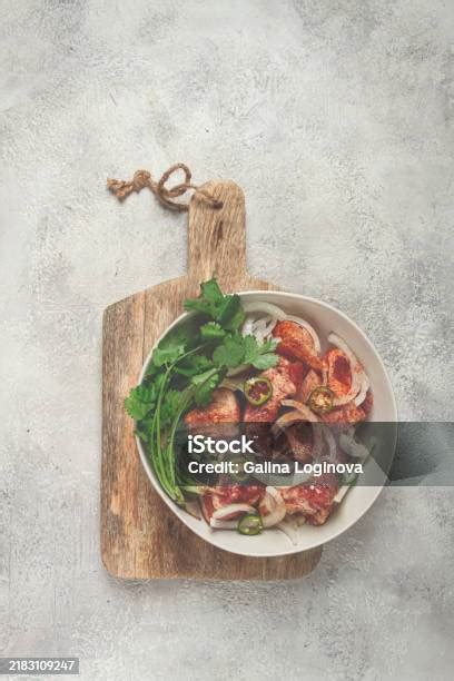 향신료와 양파로 절인 생고기 바베큐 얇게 썬 고기 돼지 목살 그릇에 담아 수제 사람 없음 0명에 대한 스톡 사진 및 기타 이미지 Istock