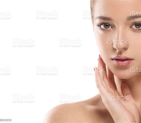 아름다운 여인 얼굴 클로즈 업 인물사진 젊은 스튜디오의 인명별 1에 대한 스톡 사진 및 기타 이미지 1 가까운 갈색 머리 Istock