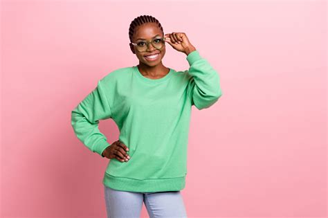 긍정적 인 예쁜 아가씨 팔 터치 선글라스 빛나는 미소 핑크 색상 배경에 고립 된 사진 땋은 머리에 대한 스톡 사진 및 기타 이미지 땋은 머리 18 19세 검안