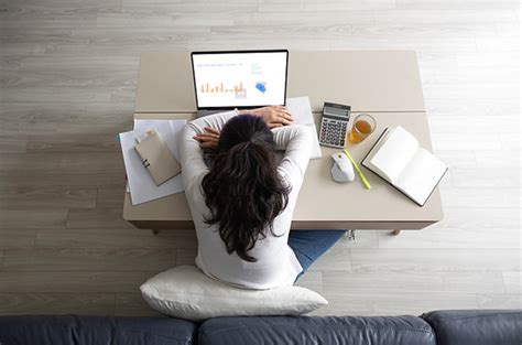 재택근무중인 여성이 과로와 스트레스로 엎드려있는 모습 유토이미지 상세페이지 베이직샵 사진 22774084