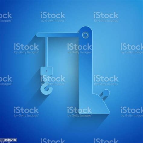 파란색 배경에 격리 된 종이 컷 항구 포트 크레인 아이콘입니다 화물 크레인 타워입니다 종이 아트 스타일입니다 벡터 일러스트레이션