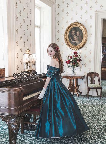 صور فتاة تعيش تفاصيل يومها دوقة من العصر الفيكتورى عين