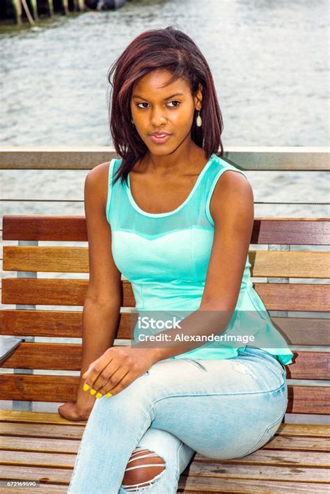 젊은 아프리카 계 미국인 여자 휴식 뉴욕에서 강으로 생각 강에 대한 스톡 사진 및 기타 이미지 강 건강한 생활방식 관능 Istock