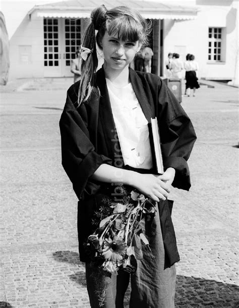 Ddr Bildarchiv Berlin Jugendweihe Vor Dem Deutsches Theater In