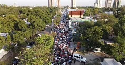 3월 간판 거리 거리 모임 거리 시위 결속 공개시연 공중 촬영 군중 기본적인 깃발 대규모 시위 대중 집회 데모 도시 도시 경관 도시 풍경 도시