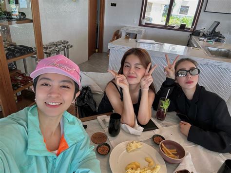 Vì Cuộc Sống Mà Chúng Tôi Tứ Tán Mỗi Người Mỗi Nơi Lâu Lâu Xáp Lại Làm Pô Hình để Nhớ Chúng