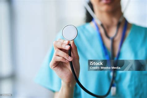 의료 환경에서 청진기를 들고 있는 의사의 클로즈업 청진기에 대한 스톡 사진 및 기타 이미지 청진기 의사 손 Istock