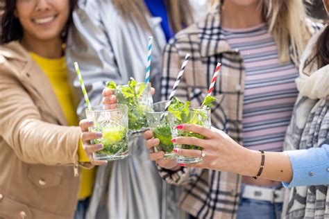 라이프 스타일 야외 여성 친구는 여름에 도시의 야외 스낵 바 레스토랑에서 칵테일을 마시는 모히토와 함께 응원하고 즐거운 시간을 보내는 행복한 사람들 우정에 대한 스톡 사진