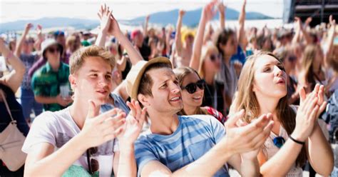 여름 음악 축제에서 십대들은 군중 속에서 무대 아래에서 자신을 즐기고 박수를 치고 노래합니다 사진 Unsplash의 축제 이미지