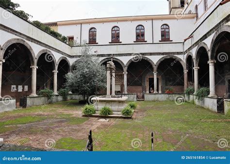 Napoli Chiostro Di San Giacomo In Santa Maria La Nova Editorial Stock