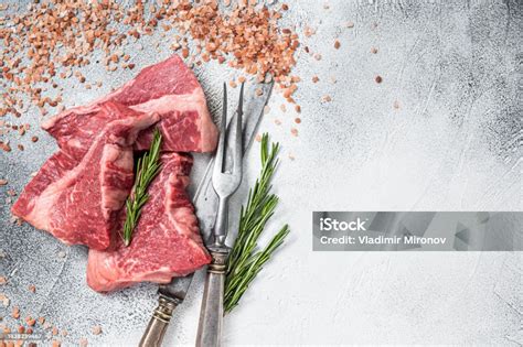 실버사이드 등심 쇠고기 컷 허브가 있는 정육점 테이블에 생고기 흰색 배경입니다 평면도 복사 공간 0명에 대한 스톡 사진 및 기타 이미지 Istock