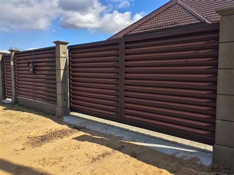 Забор-жалюзи коричневого цвета с бетонными столбами купить цена от 4300 ...