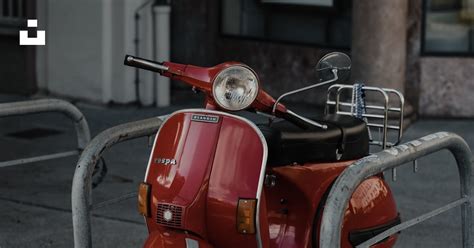 낮 동안 보도에 주차 된 빨간색과 검은 색 모터 스쿠터 사진 Unsplash의 무료 외스터라이히 이미지